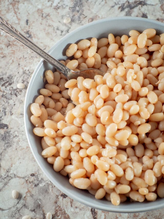 Slow Cooker White Beans - The Nessy Kitchen