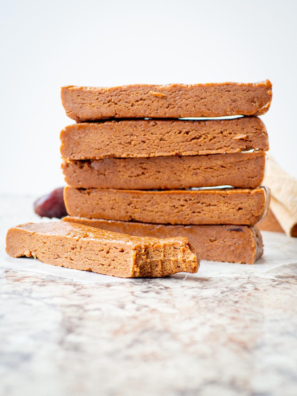 Date Protein Bars (5 Ways!) - The Nessy Kitchen